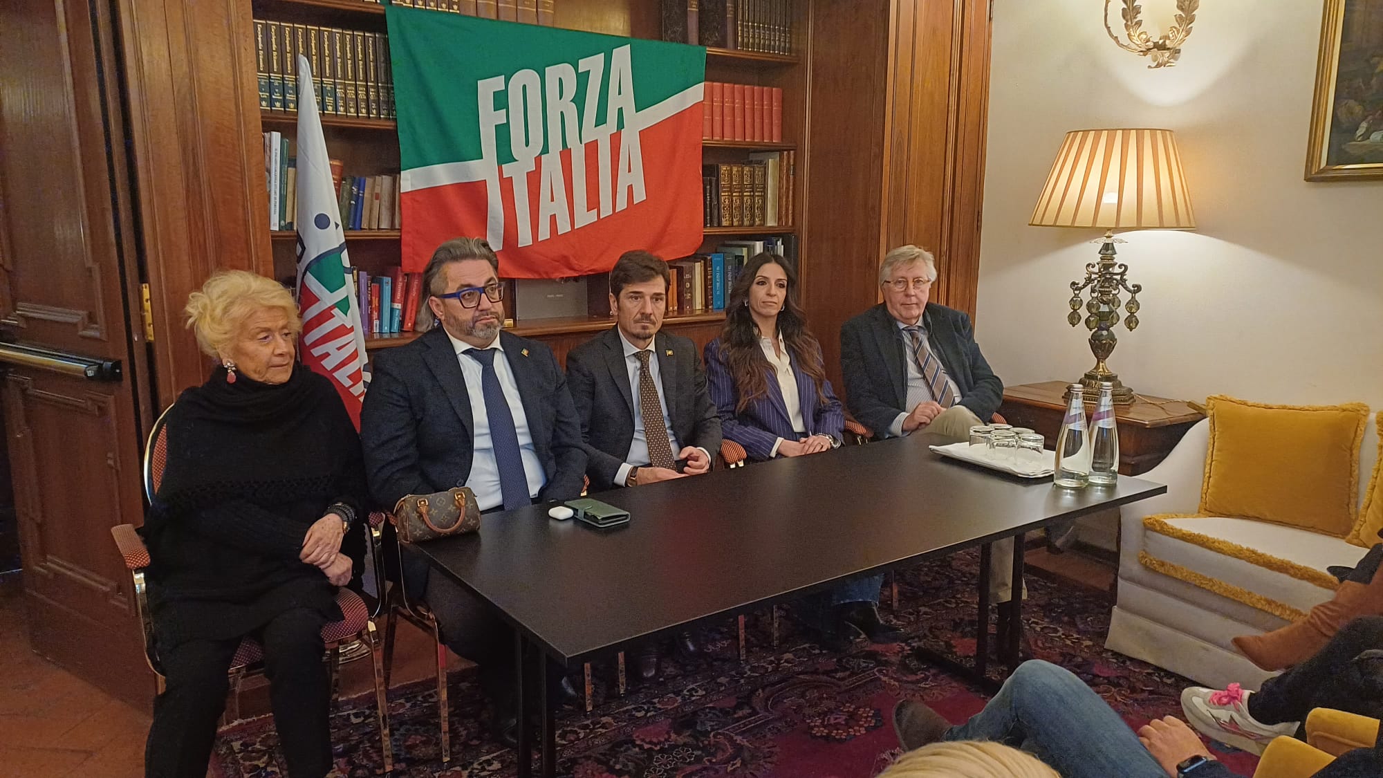 Nel mentre un paffutello fantasma si aggirava tra i dirigenti di Forza ...